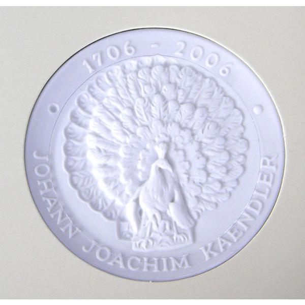 毎年発表されるドイツマイセン窯の磁器メダル、2006年はマイセンの造形師ヨハン・ヨアヒム・ケンドラー作の人形にもなっている孔雀がモチーフです。ドレスデン、ツィンガー宮殿にも納められてているマイセンを代表する大型フィギュアのひとつです（参考写...