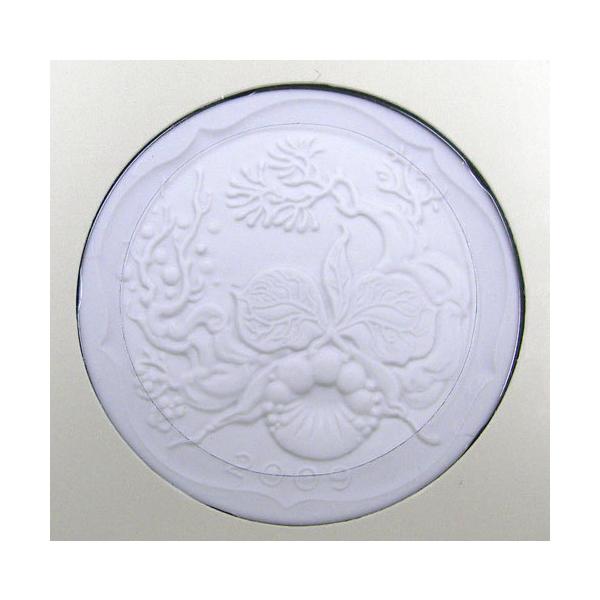 マイセン磁器製のメダル2009年、テーマはハインツ・ヴェルナー氏のデザインで有名な「ブルーオーキッド」蘭の花がモチーフのマイセン代表作のひとつです。裏には「国立陶器製作所マイセン」「ヨーロッパ最初の陶器」と文字が刻まれております。φ約5cm...