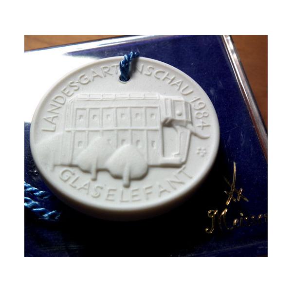 マイセン磁器製、ドイツ、ハムに1984年建造された「ガラスの象」のメダル。マクシミリアン炭坑の旧石炭洗浄工場から作られた町の記念的な建造物です。裏はハム市庁舎のレリーフ、双剣マーク入りです。双剣マーク入りのプラスチックケース付き。。在庫限り...