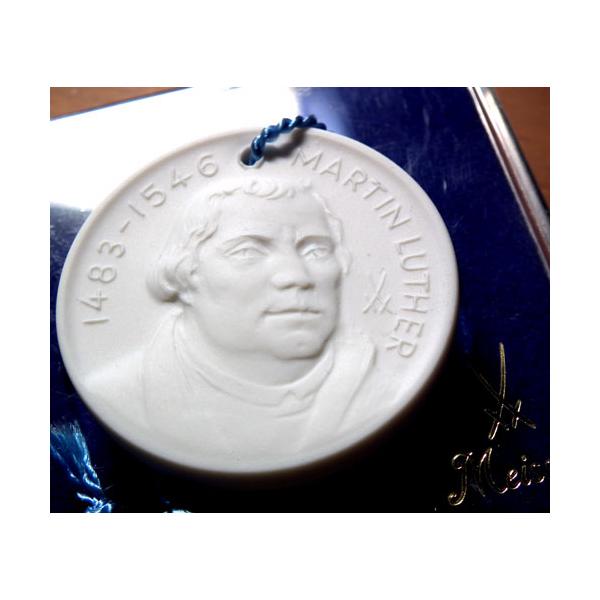 マイセン磁器製、マルティン・ルター（1483-1546）記念磁器メダルです。裏側はルターの紋章、双剣マーク入りのプラスチックケース付き。在庫限りの販売です。ギフト無料。コレクションにお勧めです。クリックポスト送料185円（保証なしポスト投函...