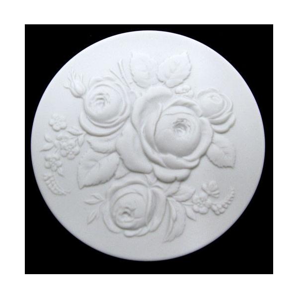 高級磁器ドイツのマイセン磁器製、大変優雅な薔薇の花束のレリーフのメダル。φ約65ｍｍ、厚さ約5ｍｍ。裏には説明とマイセン双剣マークが刻まれてます。ギフト無料。クリックポスト送料185円（保証なしポスト投函/追跡あり/磁器メダル3枚まで）、レ...