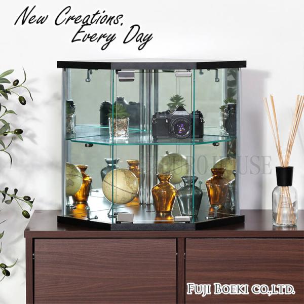 〜創業55年以上の信頼と実績の不二貿易〜インテリア家具・雑貨と多様な品揃え■サイズ：全体：W350 × D行350 × H425耐荷重(ガラス棚板)：3kgガラス棚板サイズ：315x315mmガラス棚板厚み：5mm上段有効内寸：315x31...