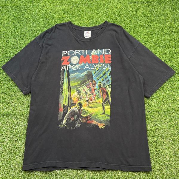 【アイテム】BAYSIDE USA製 ZOMBIE ポスター T-sh Tシャツ サイズ メンズ XL Y2K 古着 b26032055【コンディション】・BS→未使用または新品の商品（デッドストック）A→使用感のほぼない、大変状態の良い商...