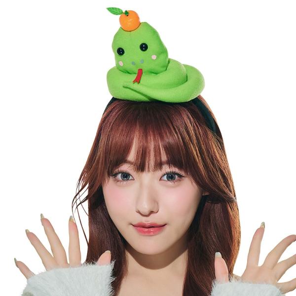 正月コスチューム　のっかりへびカチューシャ【商品番号】 No.16309【商品説明】 つぶらな瞳が愛らしいへびカチューシャ。くるっと巻いたとぐろに頭にのせたみかんで鏡餅をイメージしました。ちょろっと出た舌もポイントです。ぬいぐるみのようなボ...