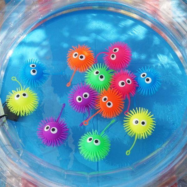 光るピカピカもじゃもじゃヨーヨーBIG　10個＋予備2個【商品番号】 No.21172【商品説明】 ゴムのように伸びるヨーヨーです。衝撃でピカピカ光ります。水に浮かべてヨーヨー釣りもできます！縁日・お祭り・模擬店や、イベント景品、プレゼント...