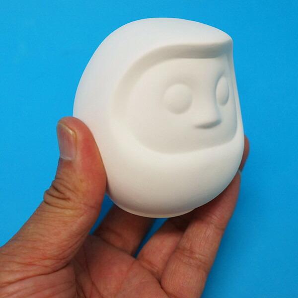 【商品説明】 色を塗るだけで、自分だけの陶器の貯金箱が完成です。絵の具、マーカー、鉛筆、クレヨン、なんでもOK。完全に乾いたら、付属のシールを底に貼って、貯金箱の完成。【大きさ】 H8cm×W7.2cm×D7.2cm【備考】 色を塗り、乾い...