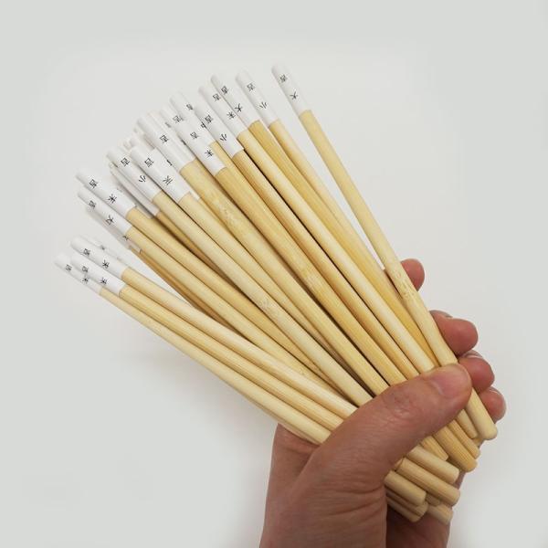 【商品番号】No.25793　おみくじ棒・抽選棒　50本（おみくじシール120枚付）【セット内容】おみくじ棒　50 本おみくじシール　2シートくじの種類：大吉　10枚・中吉　10枚・吉　20枚・小吉　30枚・末吉　40枚・予備（無地）　10...