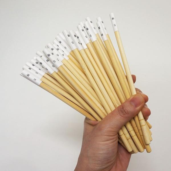 【商品番号】No.25794　おみくじ棒・抽選棒　50本（等数シール120枚付）【セット内容】おみくじ棒　50 本シール台紙　2シートくじの種類：特賞　4枚・1等　6枚・2等　10枚・3等　20枚・4等　30枚・5等　40枚・予備（無地）　...