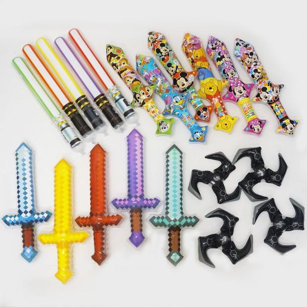 ビニール剣＆光るエアー手裏剣抽選会(91名様用)+予備5個【商品番号】 No.25854【商品説明】 子どもが大好きビニールソードと手裏剣の抽選会セットです。様々なデザインを幅広く集めているので、盛り上がること間違いなしです。三角くじと抽選...