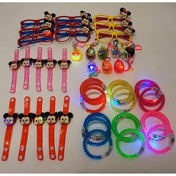光るアクセサリー抽選会　62名様用+予備8個【商品番号】 No.2617【商品説明】 ディズニー柄含む、色々な光るおもちゃを集めた抽選会セットです。喜ばれるセット商品となっております。縁日やお祭り、子ども会などでご利用頂けます。光るので、と...