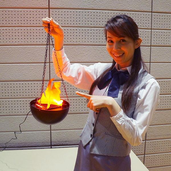 特殊照明擬似炎ＬＥＤ　吊り下げ型【商品番号】No.3328【商品説明】 本体からのファンにより、赤色の光りを当てた布生地があたかも炎が上がっているようにステキな空間を演出します。LEDなので熱を持たず、長寿命、そして10分の1の省エネ、エコ...