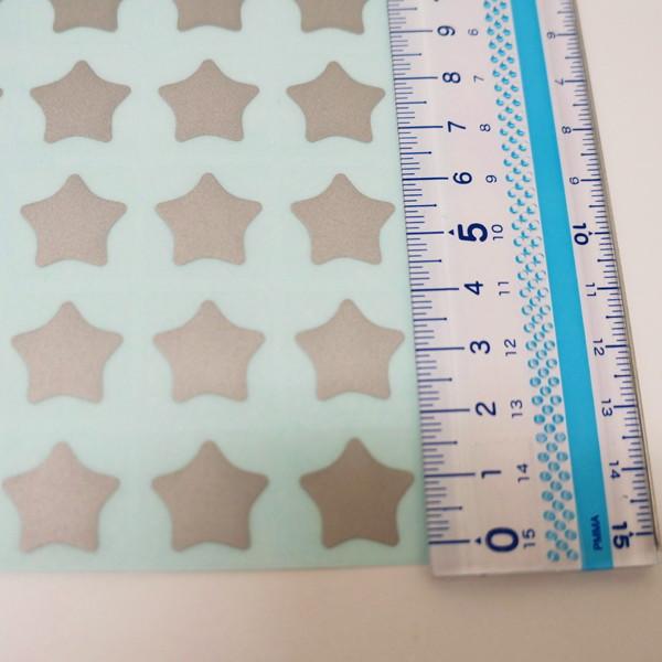 No.99　【在庫限り！大処分特価品】スクラッチシール　星（100ヶ付） 【内容】貼りつける所（ハガキや厚紙など）にあらかじめ等数や賞品名を書き、その上に、このシールをお貼り下さい。オリジナルスクラッチのできあがり！ 【大きさ】高さ　約18...