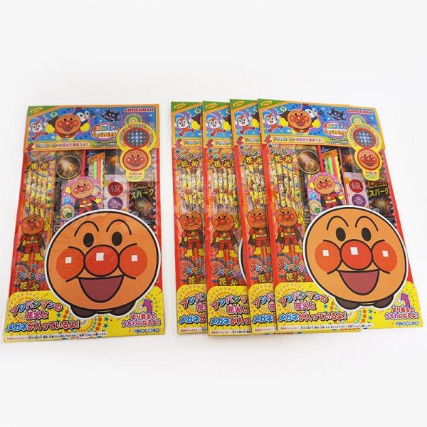 アンパンマン花火　5個セット【商品番号】 No.6335【商品説明】 アンパンマンの手持ち花火5個セットです。花火と魔法のめがねが入っており、　台紙を切り取るとアンパンマンの手持ちうちわにもなるのが嬉しい！兄弟やお友達で1つずつ分けても良し...