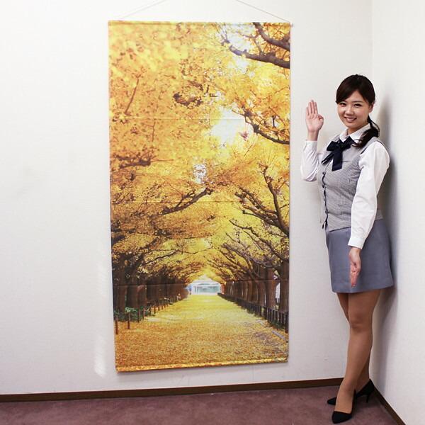 No.6678　タペストリー　秋　防炎加工H180cm【内容】いちょう並木がプリントされたタペストリー。展開がしやすく、雰囲気作りに最適なアイテムです。 【セット内容】 上下パイプ、上部ひも付き 【大きさ】 180cm×90cm 【素材】 ...