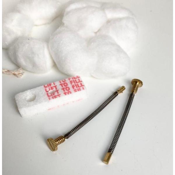 オイルライターZIPPO 用のメンテナンスキット日々の手入れで愛用品を長持ちできます。【セット内容】ウィック（芯）１本レーヨン (綿)フェルト ・パッドフリントスプリング　2本 ??ウィック（芯）インサイドユニットの中のオイルを毛細管現象に...