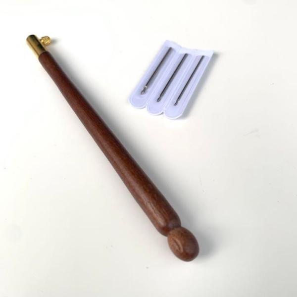 リュネビル刺繍クロシェ針〜ひと針ひと針刺しゅうする優雅な時間をあなたに〜リュネビル刺ししゅうとは、フランス伝統の刺しゅう技法で、オートクチュール刺しゅうのひとつです。先端がかぎ状になったクロシェ針を使用し、ビーズやスパンコールを生地の裏側か...