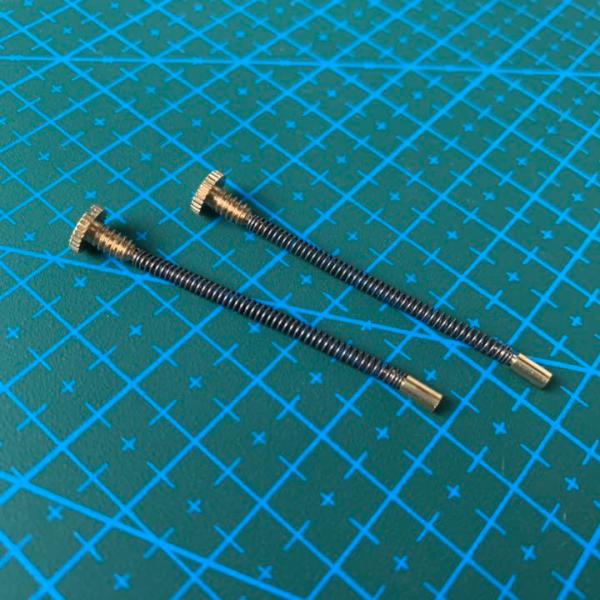 オイルライター（ ZIPPO ）のフリントスプリング2本セットです。着火が悪くなる原因の一つがフリントスプリングの劣化です。こちらを交換することで、当初の着火を取り戻します。安定した火花を散らすためには不可欠な部品です。