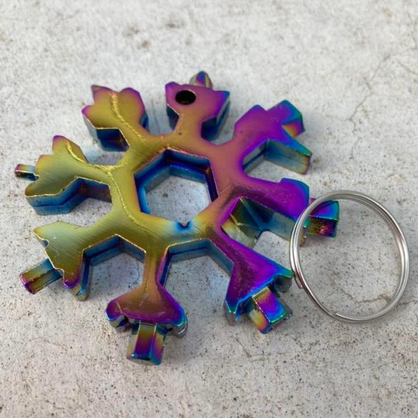 身につけておけば、きっと役立つ☆八角形の先にそれぞれ工具がついてる便利品！デザインにも優れてアクセサリーとして使用も頂けます。レンチ 、ねじ回し、ドライバー、フィリップススキャナー、アレンレンチ、キーホール、ボトル／缶オープナーなど様々な用...