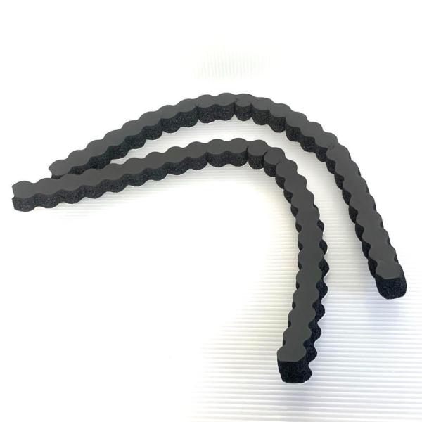 スピーカーの外周にフィットする波型スポンジ両面テープ付のため貼り付けて使用できます。　25mm厚で空間を埋めて、しっかり防音材質：NBR 外形寸法：590×25mm  厚み25mm