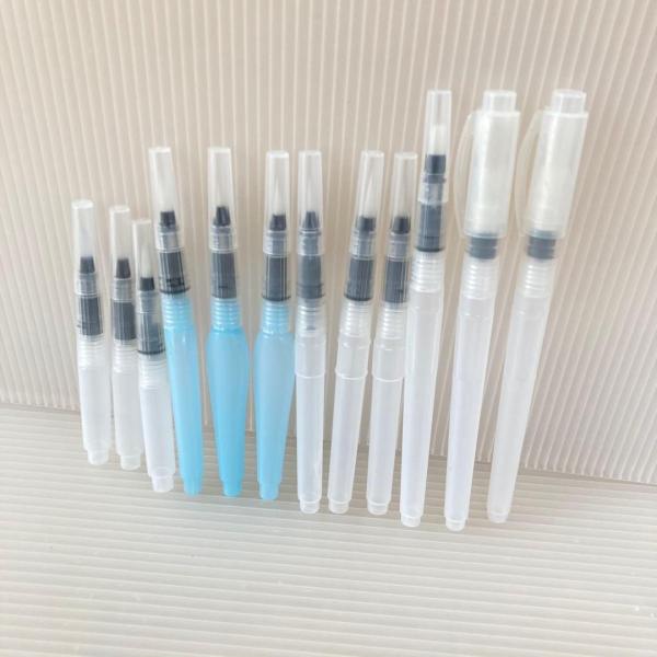 9種類の丸筆と3種類のセット！本体が水タンクになっており、軸部分に水を入れるだけで使用可能。筆洗い不要のため様々なシチュエーションで活躍することでしょう。??平筆　3種全長　180mm毛先幅  (1)10mm(2)7mm(3)4mm??丸筆...