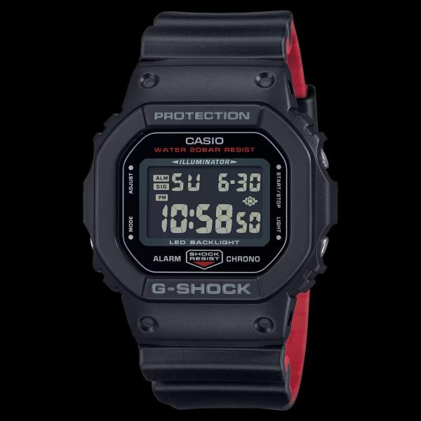 G-SHOCKのブランドカラーをケースとバンドに採用することで、ブラックを基調とした無骨なタフさを演出しています。バンドにはバイカラー成形プロセスを採用し、外側が黒色、内側が赤色のバンドを実現。バンドの内側から覗く赤色がG-SHOCKらしさ...