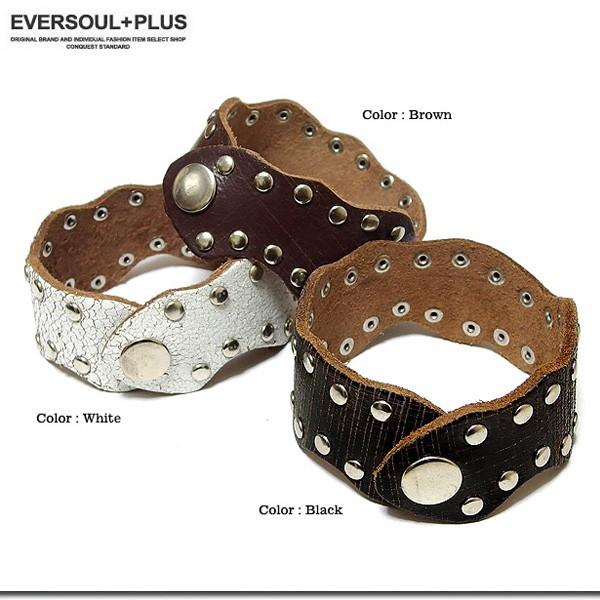 長年使い古した様なビンテージクラック加工が渋い本革レザースタッズブレスレット！ユーズドの様な引っ掻き傷やひび割れを再現したビンテージ加工で雰囲気抜群！アシンメトリーのウェーブデザインもオシャレな本革レザーのスタッズブレスレットです！※レザー...