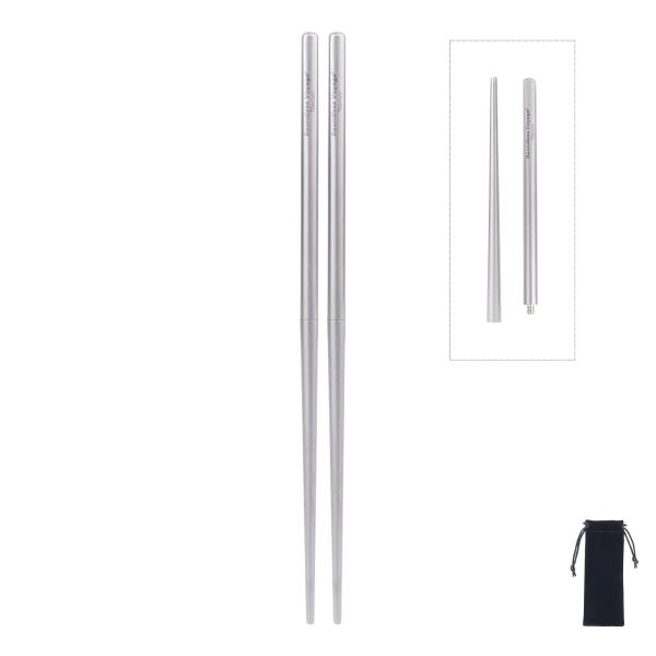 【商品詳細】：材質：箸本体：純チタン、ネジ接続部分：真鍮；重さ(約)：26g；本体サイズ:23cm、収納時約12cm；セット内容：箸×1、収納袋×1。【超軽量X超丈夫×高強度】：チタン製で、軽量かつ強度があり、キズがついてもサビにくく、熱伝...