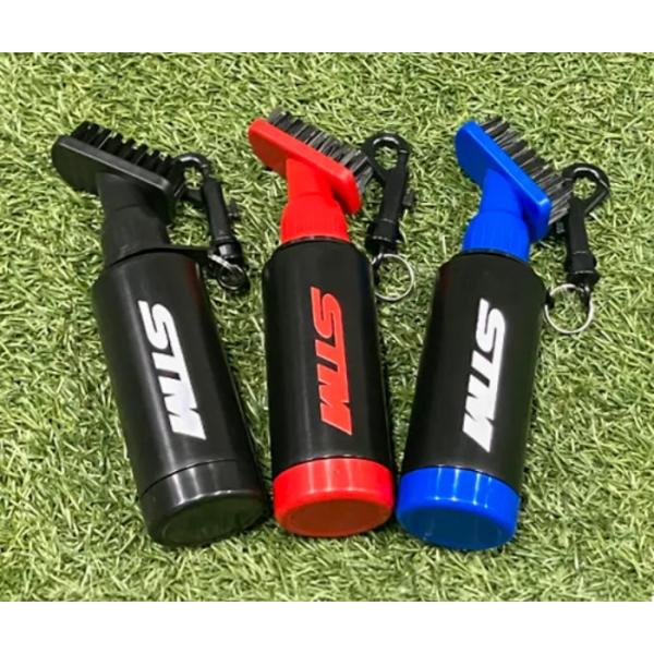 セルフプレー時代の救世主！！水に１％の中性洗剤を入れてブラシでこすることで便利に汚れを落とせます。★グリップの洗浄に★ヘッドの溝掃除に★靴のアウトソール掃除に※濡らしたままや油分を含むと色移りを起こす可能性がございます。取り扱いにご注意くだ...