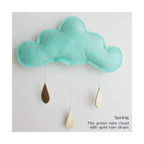 ★ 横幅が27cmのクラウドシリーズ、Spring(スプリング)。雨つぶはゴールドで、フエルトの雲が春めいたパステル調の優しいカラーバリエーション。雲の形をしたモビールは、ゆるやかな風を受けて、チラチラとした雫が揺れながら、ゆったりとクラウ...