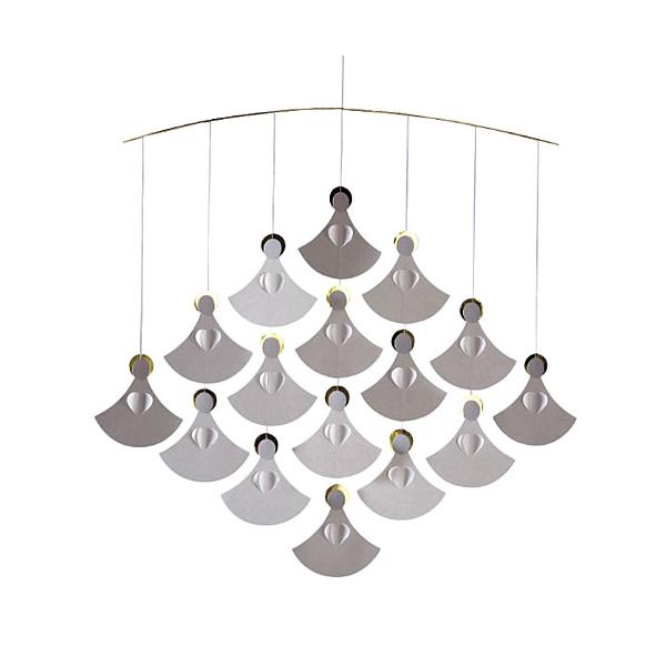 ★ かわいい天使の聖歌隊が整列してならんでいる。空気の流れを受けてモビールが動くと、天使たちの後光のようなゴールド部分がキラキラと光ります。むねには、ハート型の切れ込みが入っていますので、天使の羽のように立ち上げて完成!飾って眺めていると、...