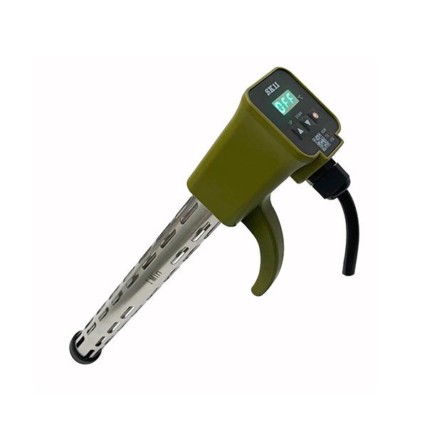 安心・安全機能充実のバケツヒーターです。内装・土木建築現場、アウトドアレジャー等で、バケツの水を温める電熱式ヒーター。ヒーター部に保護カバー付きで、50度設定以下であれば、樹脂バケツでもご使用可能です。温度調整機能・デジタル表示液晶付きで、...