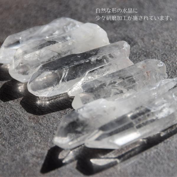 ブラジル産　自然感溢れる面持ちの水晶ポイントが入荷致しました。ひとつひとつ形や重さが異なりますのでおおよそ100ｇを1パックとしてお届け致します。ひとつひとつ、ポイント上部や側面などにみられる角ばった部分に少々研磨加工が施されていると思われ...