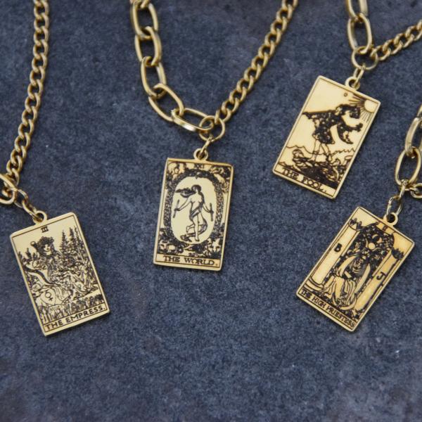 あなたを導くカードは、どれですか？運命を象徴する大アルカナがゴールドのチャームに繊細に刻まれたブレスレット。日々の装いを少しだけ特別に演出します。まるでお守りのように、そっと身に着けられる魔法道具。現代の魔女たちへ贈る毎日を少しだけ特別にす...