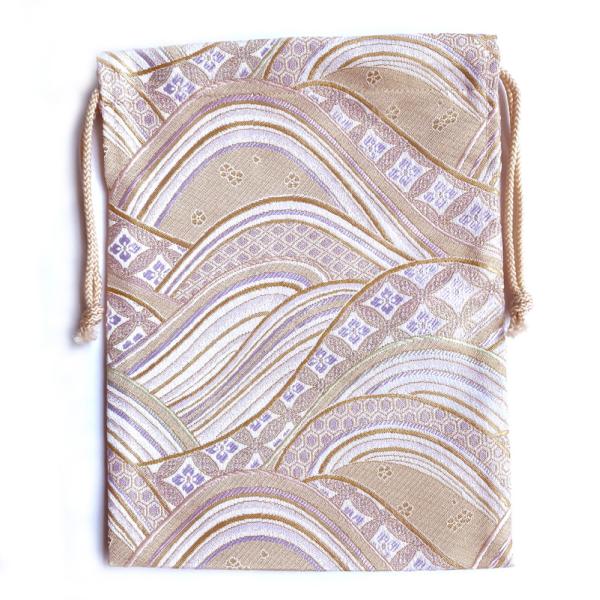 素材：ポリエステル100％(金襴)サイズ：約26c×横19c日本製御朱印帳や着付け小物・貴重品の保管に。マシュールが厳選した豪華で高級な西陣織金襴を使用した巾着。12c×18cの御朱印帳が3、4個入ります。B5サイズは入りません。裏地はあり...