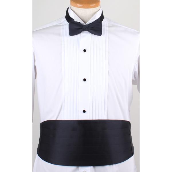 上品な光沢感のあるネイビーの蝶ネクタイ、カマーバンドのセットです。