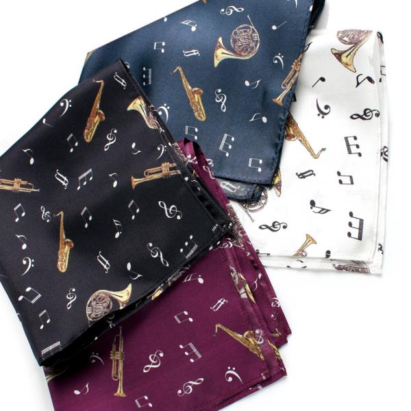 ジャズをイメージし、音符やサックス、トランペットなどをプリントしたシルクチーフ。胸元にちょっと遊びを効かしておしゃれに。商品詳細色：ブラック・ホワイト・ネイビー・ワインサイズ:２８ｃｍ×２８ｃｍ(ワインのみ27cm×27cm)素材:16匁ツ...