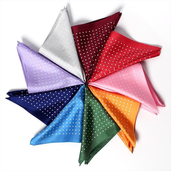 柔らかな風合いの国産綾織シルクをコーディネートしやすい字や中なドット柄のプリントチーフ。カラフルな色使いで胸元のオシャレをさりげなく演出します。手捺染という職人がデザインの型を元に手で一つ一つ色を載せており、デザインがぼやけず、発色が良いプ...