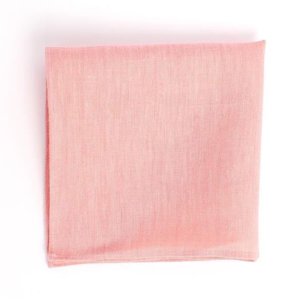 英国高級服地の老舗HARISSONS OF EDINBURGHのリネンで作ったポケットチーフ。風合いの良さ、発色の良さが光る爽やかな商品です。