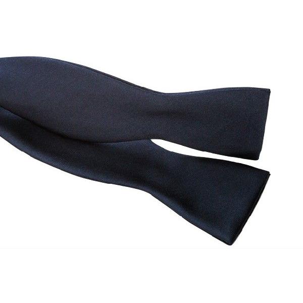 かたちの出来上がった蝶タイでは満足できない方、結んでお使いいただく蝶ネクタイです■素材：拝絹地(シルク５０％、キュプラ５０％)■縫製：日本■タテ幅：６センチ■色：紺、濃紺、ネイビー、ダークブルー、ミッドナイトブルー■関連キーワード：蝶ネクタ...