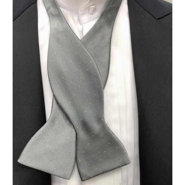 本格的な手結びタイプの蝶ネクタイ手結びならではの自然な結び目がさらに上品にみせます。■素材：国産シルク１００％■縫製：日本■タテ幅：６．５センチ■色：グレー ドット■関連キーワード：手結び蝶ネクタイ,蝶ネクタイ,ボウタイ,手結び蝶タイ,手結...