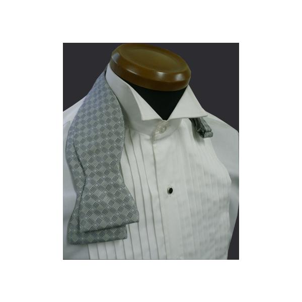 本格的な手結びタイプの蝶ネクタイ結んだ際の不揃い感がさらに魅力を引き立てます。■素材：国産シルク１００％■縫製：日本■タテ幅：６．５センチ■色：グレー■関連キーワード：手結び蝶ネクタイ,蝶ネクタイ,ボウタイ,手結び蝶タイ,手結びボウタイ,フ...