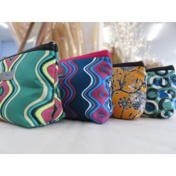 JIM THOMPSON ポーチ「ジム・トンプソン」は、1948年以来、米国人ジム・トンプソン氏が情熱を傾け育て上げた手織りタイシルクの芸術品です。「タイの至宝」として珍重され、永年門外不出を守ってきましたが、いまや世界的なブランドとしてそ...