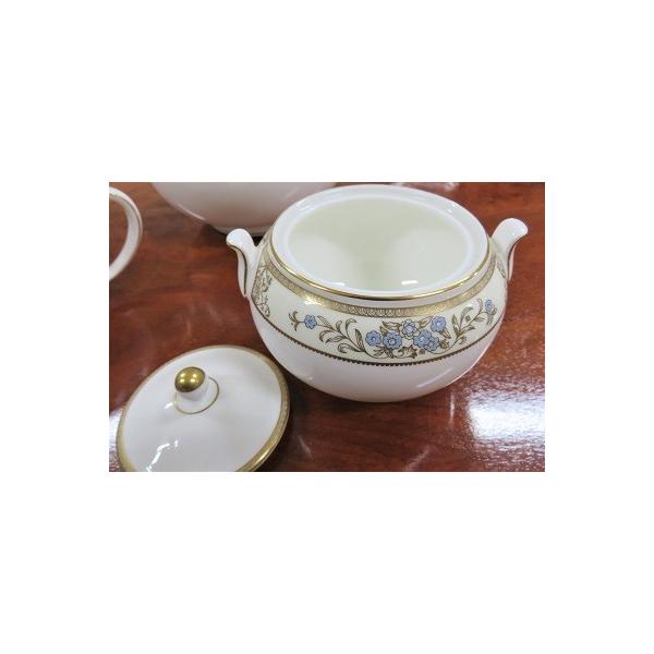 ウェッジウッド Wedgwood クリブデン シュガーポットテムズ湖畔の小高い丘に位置するマナーハウス「クリブデン」の名前が付けられたシリーズ。アイボリーをバックにエナメルの水色の小花と金彩の組合せがなんともエレガントです。現在は廃盤になっ...