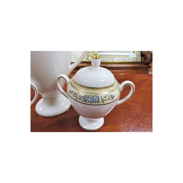 ウェッジウッド Wedgwood クリブデン シュガーポットテムズ湖畔の小高い丘に位置するマナーハウス「クリブデン」の名前が付けられたシリーズ。アイボリーをバックにエナメルの水色の小花と金彩の組合せがなんともエレガントです。現在は廃盤になっ...