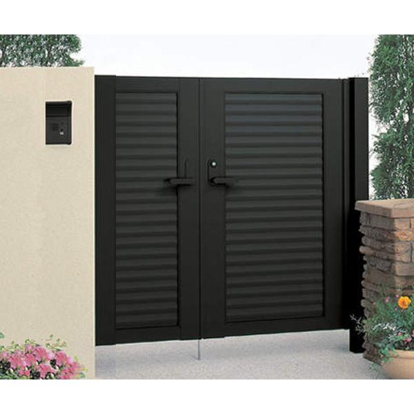 シンプルなデザインで幅広い住宅スタイルにマッチするアルミ門扉（目隠し門扉）。フェンスとコーディネートすると統一感がある美しい仕上がりになります。豊富なサイズとシンプルなデザインが洋風・和風を問わず様々なスタイルに美しく調和します。施工性に優...