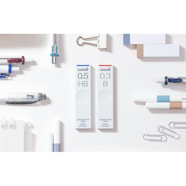 くっきり濃いのに汚れにくい独自成分配合により芯粉が紙面に高密着。くっきり濃い文字を書くことができ、かつ、こすれに強いため筆記後のノートをキレイに保ちます。紙面同士の擦過や手の接触 (注1)による紙面の汚れを抑制するため、何度も見返すノート作...