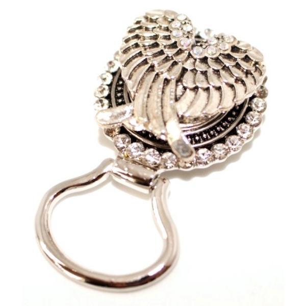 メガネやサングラスを外した時に、ちょっと掛けておくことが出来る便利なメガネホルダーです。洋服に穴を空けずにマグネットで簡単脱着できるのが好評です。アクセサリー感覚で使用できる華やか気分にしてくれるオシャレアイテムで、日本での流通がほとんどな...