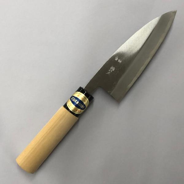 ※はがね製の為、さびやすいです。切れ味鋭い包丁。職人が一つ一つの手作りで作った和包丁。使い込むほどに手に馴染みます。研ぎ易いので砥石でのメンテナンスが簡単です。一丁あれば大変便利。 釣り場など野外でも重宝します。母材厚：6.0mm全長：25...