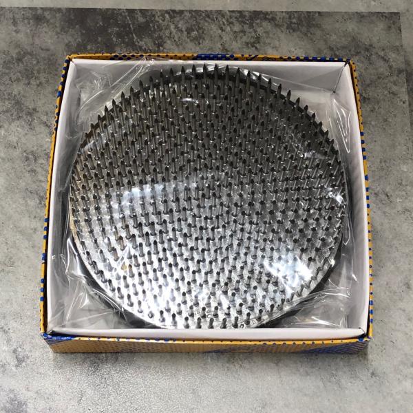 サビにくいステンレス針！台には、取り外し可能なゴム付き。使用時に安定させ、花器を傷つけにくくします。サイズ：φ123 × H30mm剣山本体：鉛針：ステンレス●針の先は鋭利で危険ですので、手や指をキズつけないよう、充分ご注意下さい。●放置し...