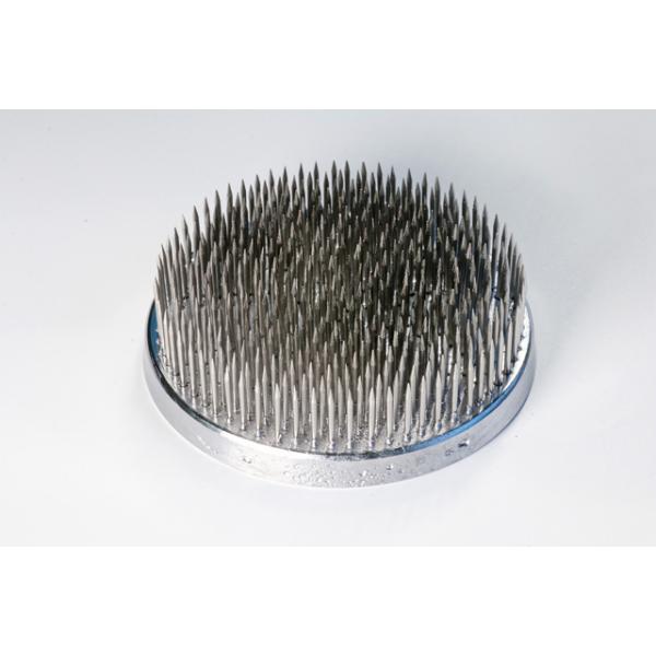 サビにくいステンレス針！台には、取り外し可能なゴム付き。使用時に安定させ、花器を傷つけにくくします。サイズ：φ90×H25mm剣山本体：鉛針：ステンレス●針の先は鋭利で危険ですので、手や指をキズつけないよう、充分ご注意下さい。●放置したまま...